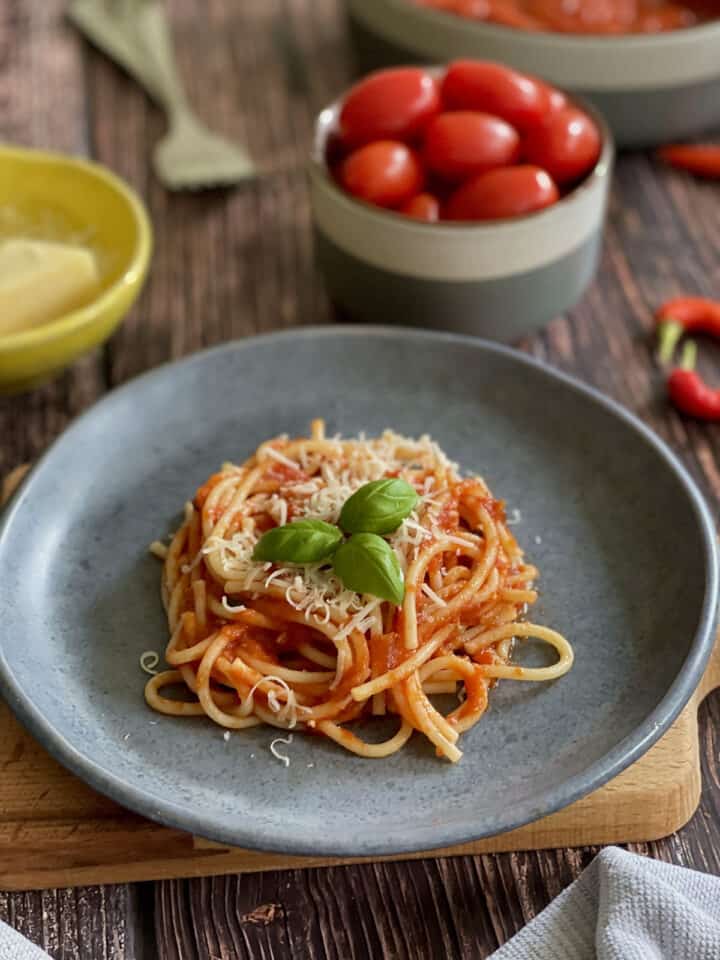 Simple Italian Tomato Spaghetti — Love Incredible Recipes